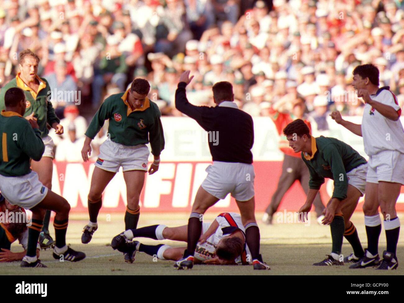 ROB ANDREW, ENGLAND, SCORES TRY AGAINST SOUTH AFRICA Stock Photo - Alamy