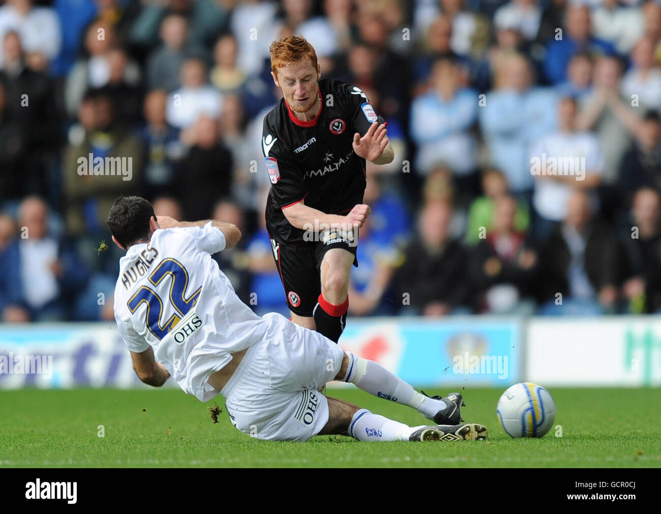 Leeds United's Andy Hughes and Sheffield United's Stephen Quinn (right ...