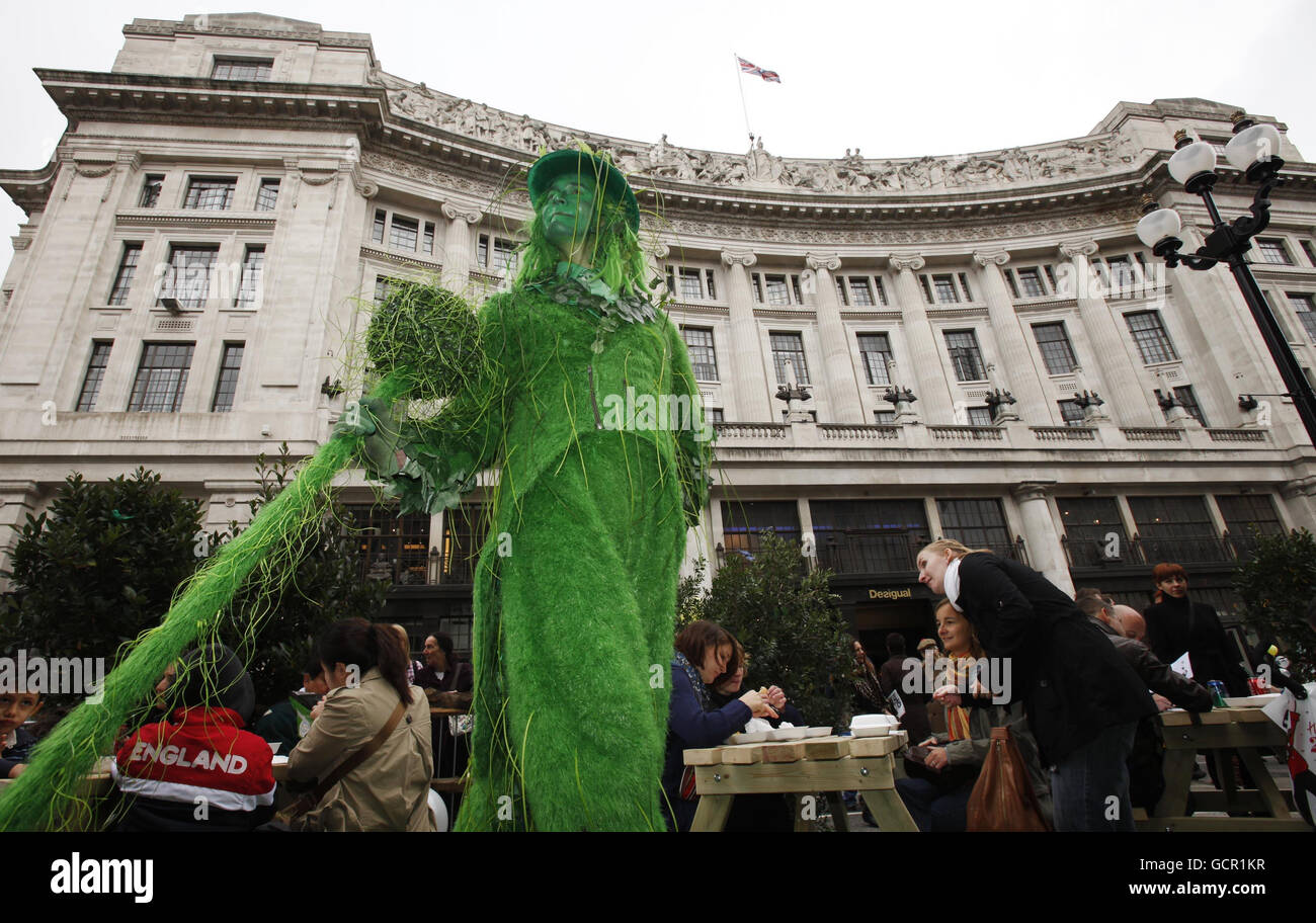 Mo the Lawn of the Doubletree by Hilton Family Tree Troupe on Regent ...