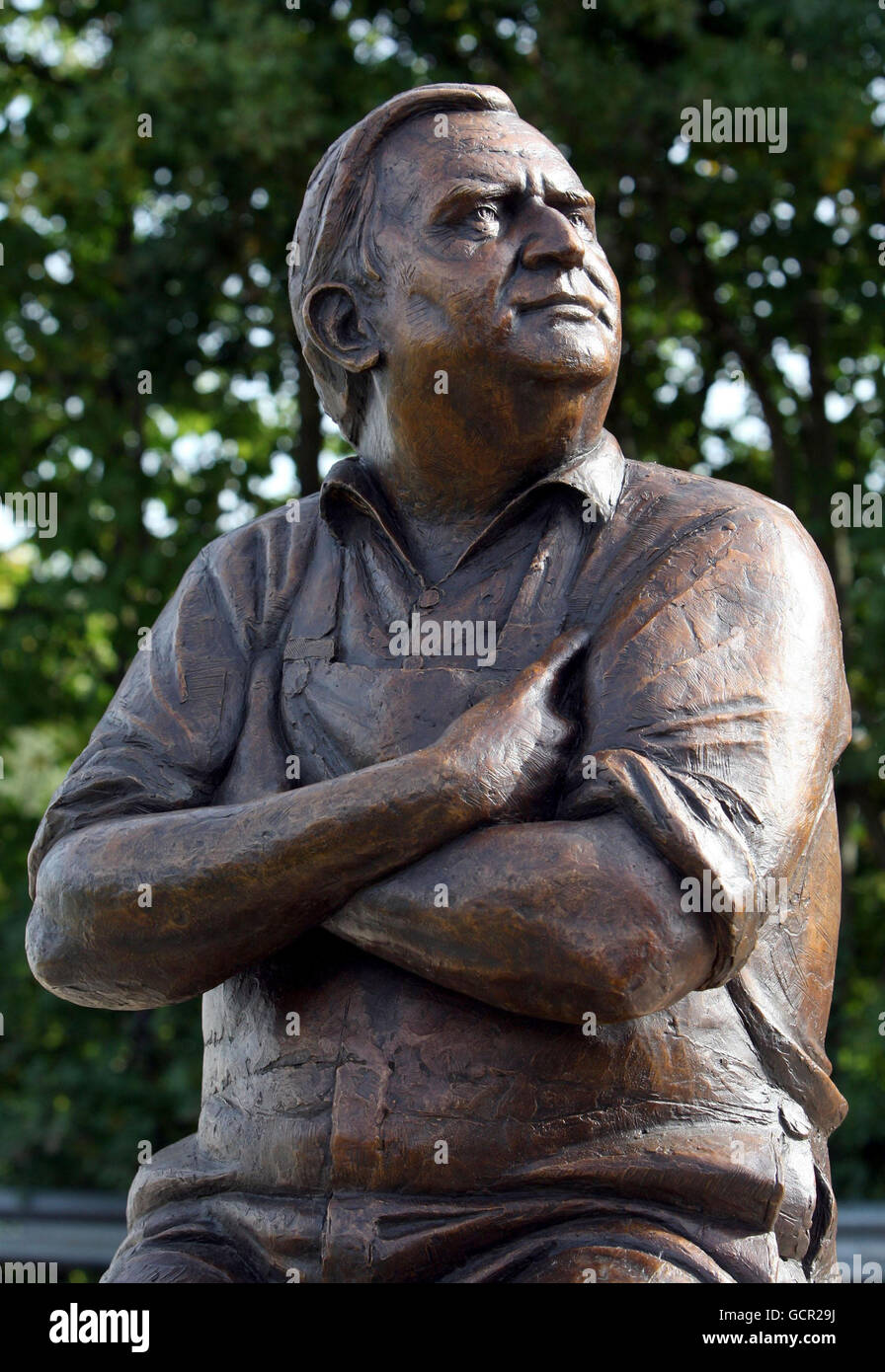 Ronnie Barker statue unveiled - Aylesbury Stock Photo - Alamy