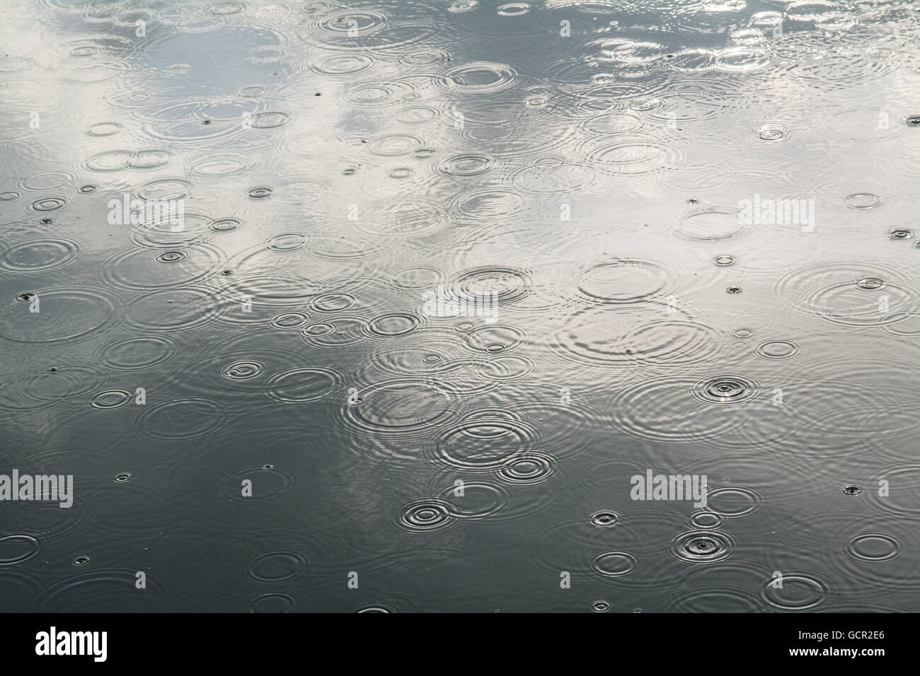 Rain hitting the water hi-res stock photography and images - Alamy