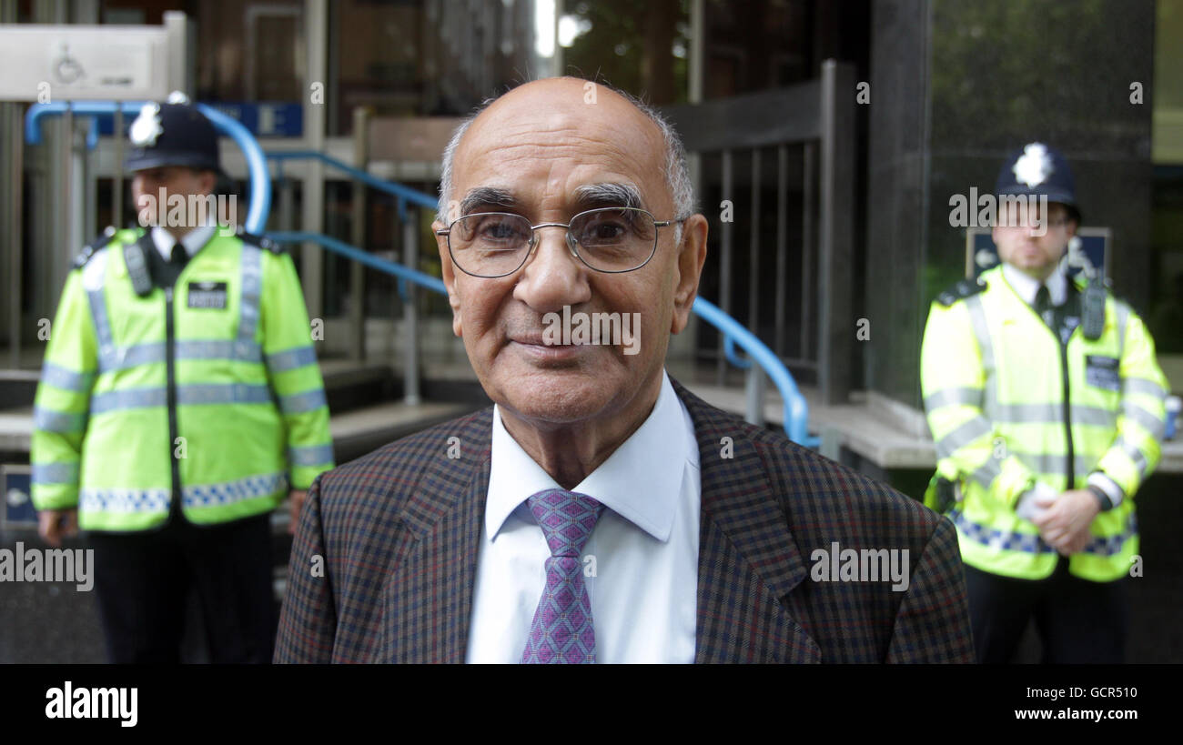 Police in court Stock Photo - Alamy