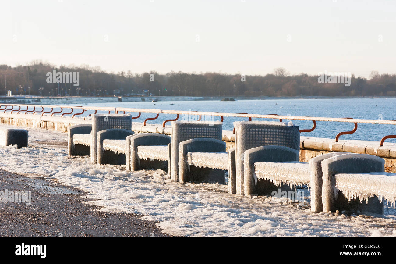 Icy bench hi-res stock photography and images - Alamy