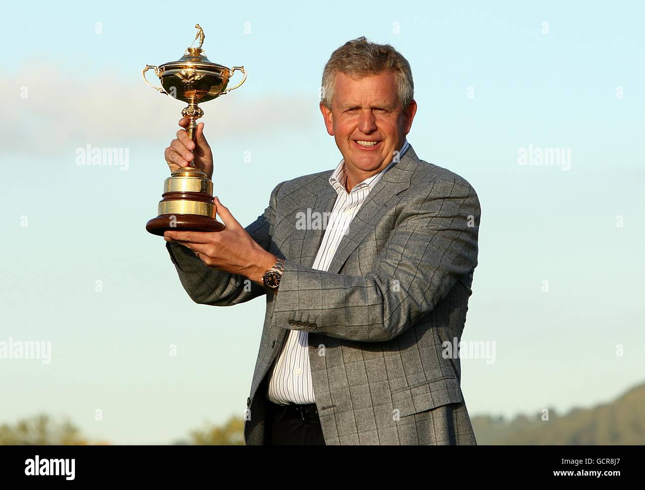 Europe captain colin montgomerie with the ryder cup trophy hi-res stock ...