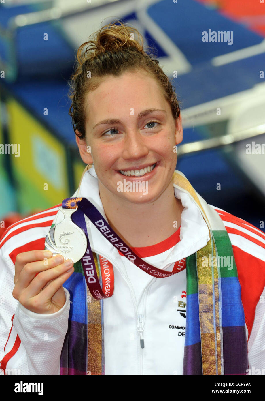 England's Elizabeth Simmonds celebrates winning silver in the women's ...