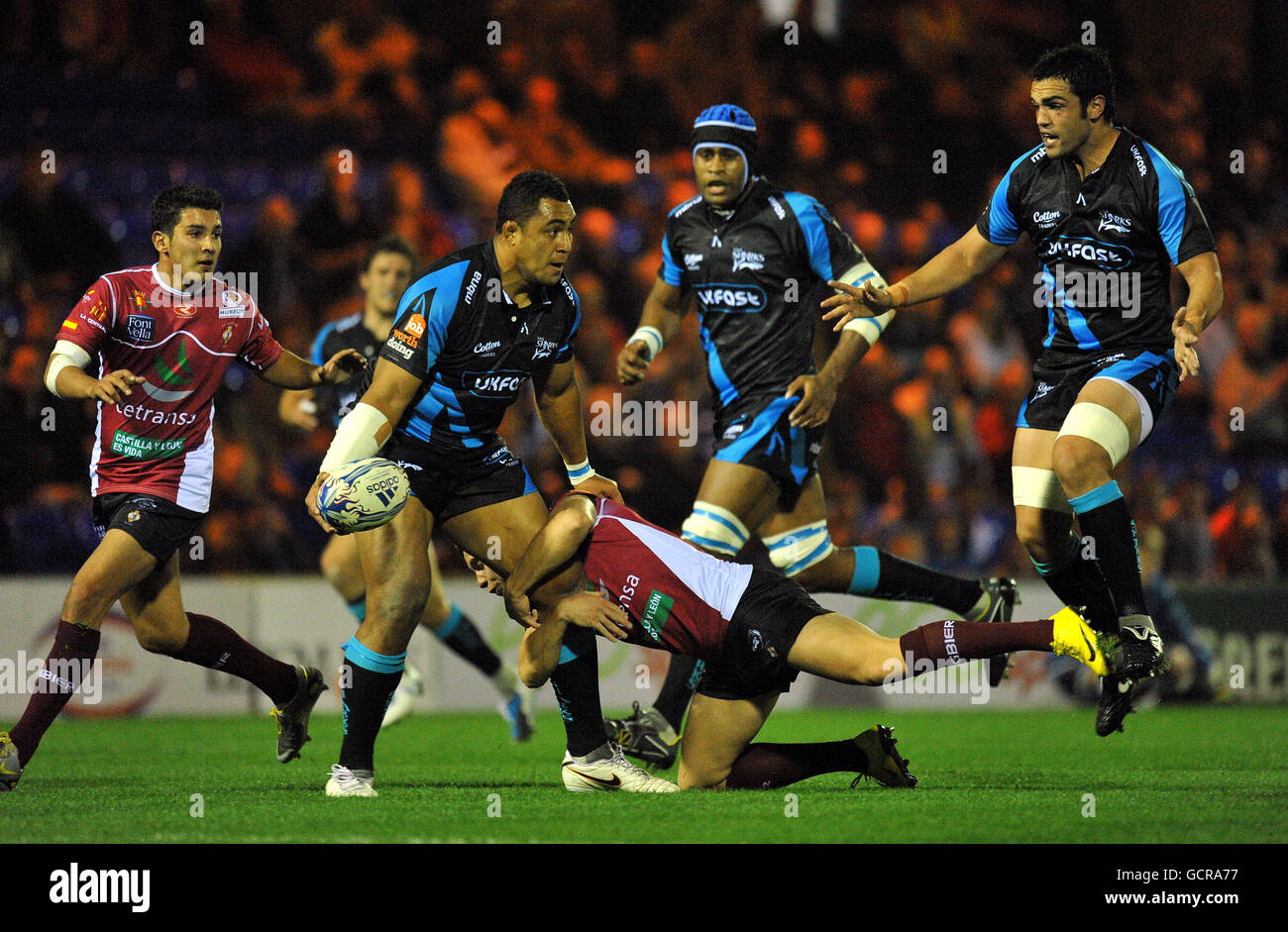 Sale Sharks' Sisa Koyamaibole sets up Chris Brightwell Stock Photo - Alamy