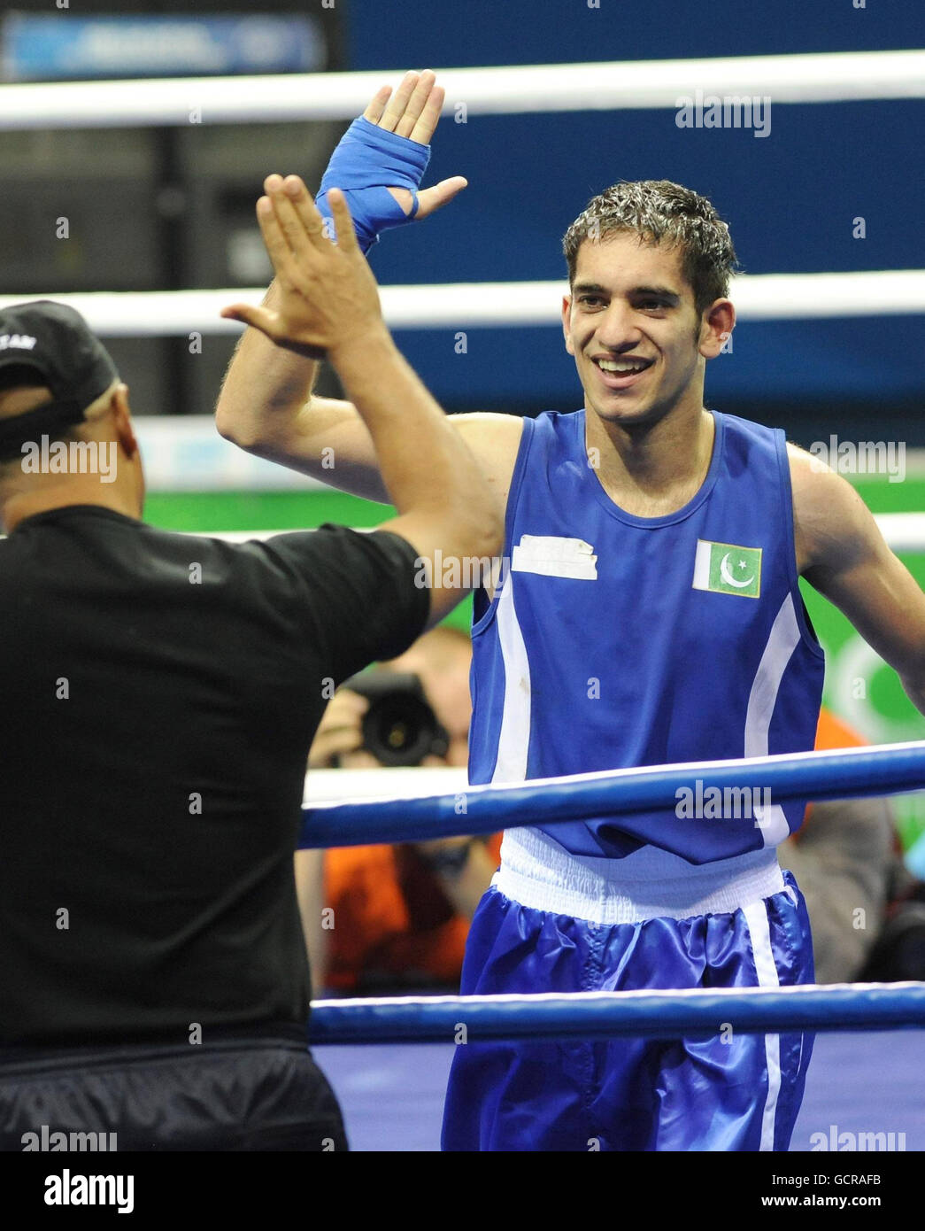 Haroon Khan the English boxer who fights for Pakistan and brother of ...