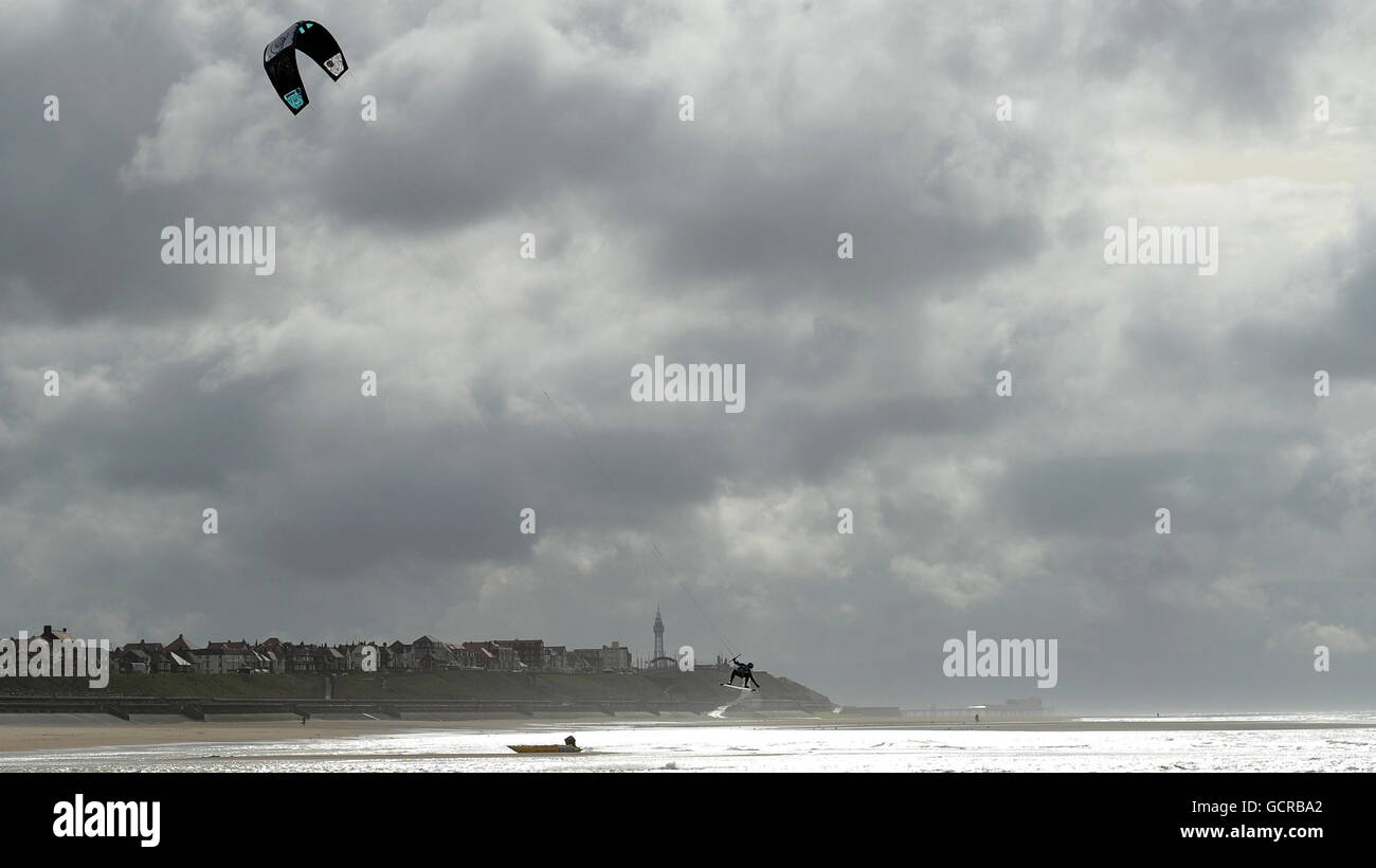 Kite Surfers in action on the North Shore during the UK Kite Surfing ...