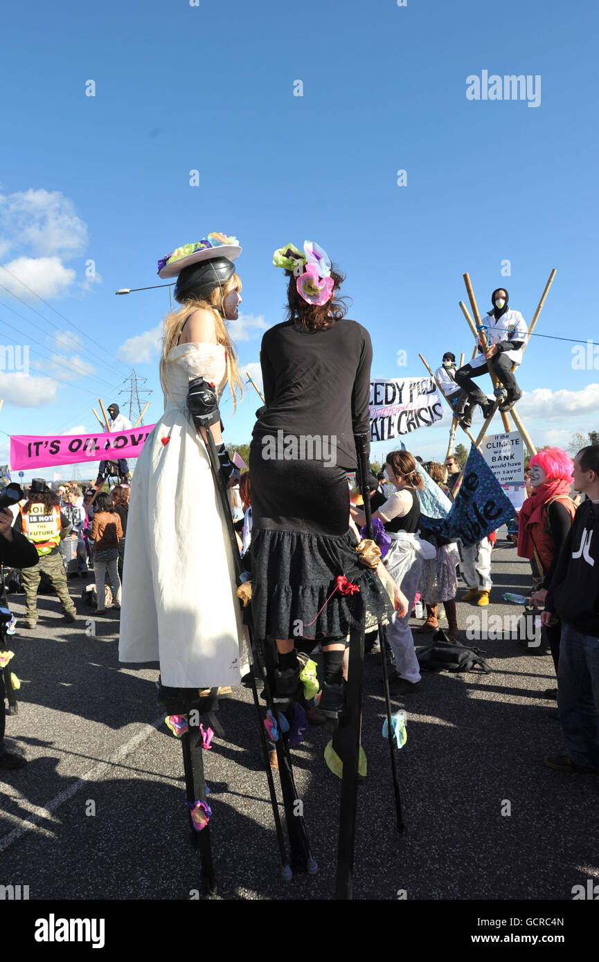 Climate protesters block the road to Coryton oil refinery, at Stanford ...