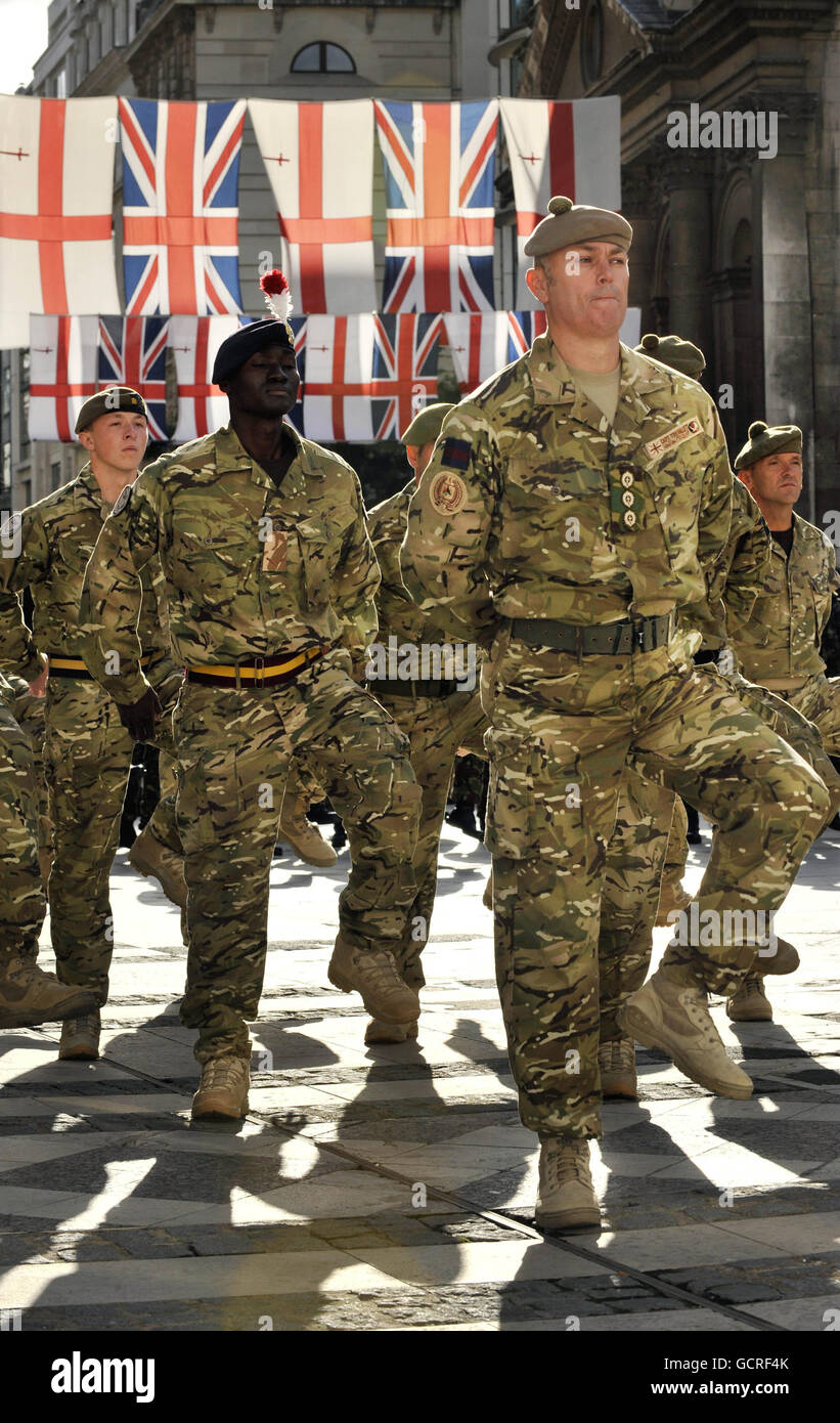 Soldiers from the territorial army london regiment hi-res stock ...