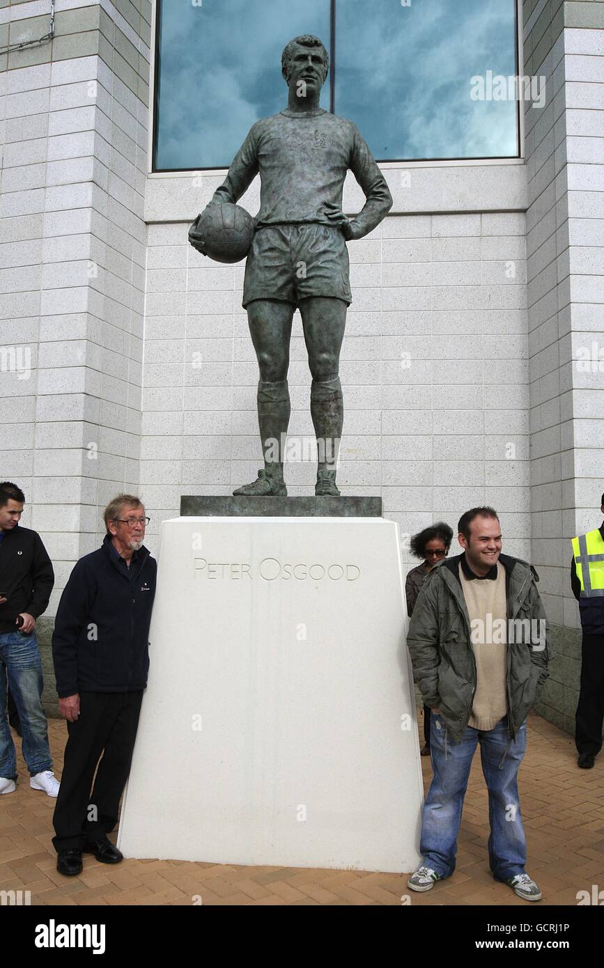 Statue of peter osgood outside of stamford bridge hi-res stock ...