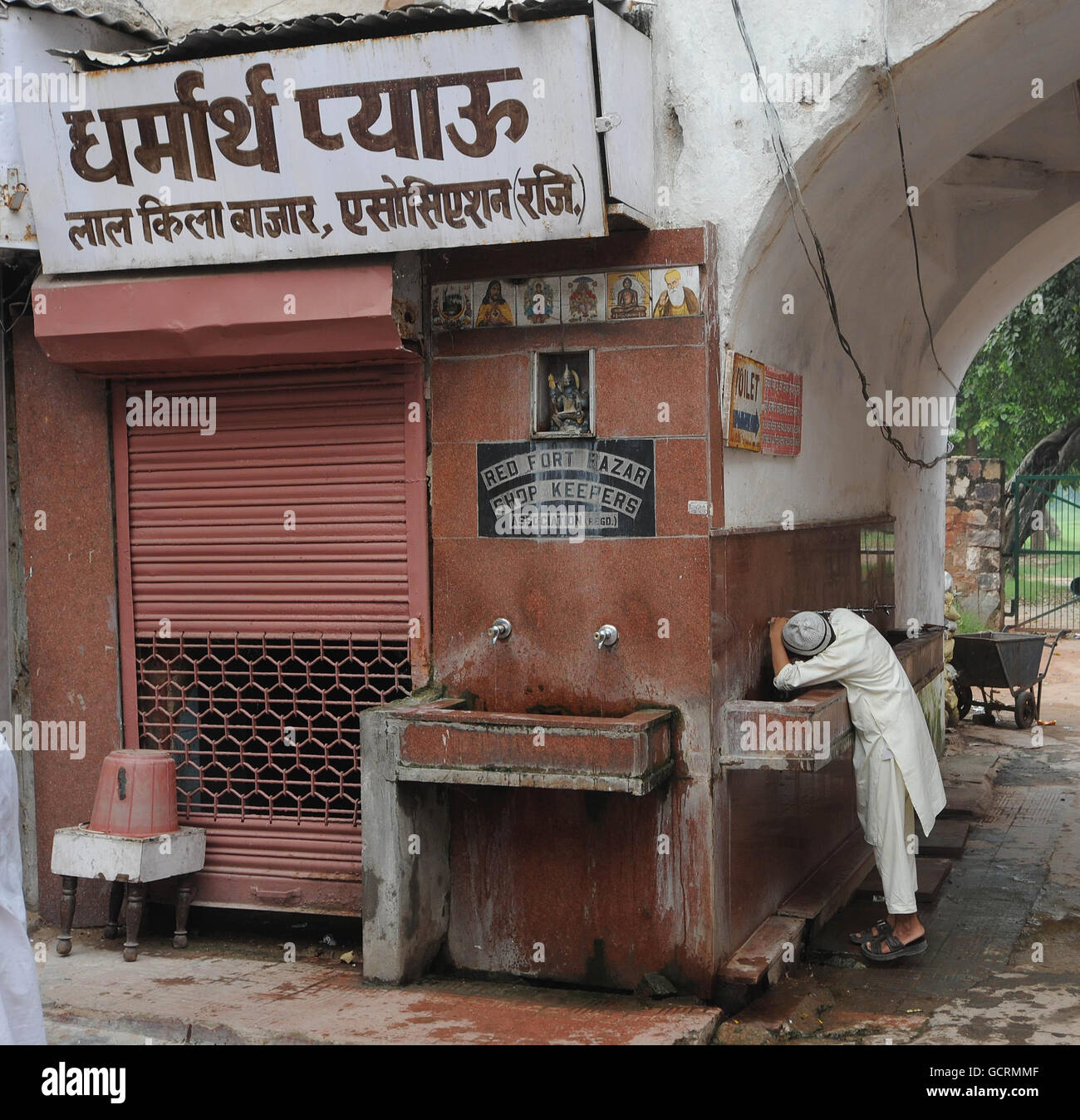 A boy drinks from a water fountain within the Red Fort, Old Delhi ...