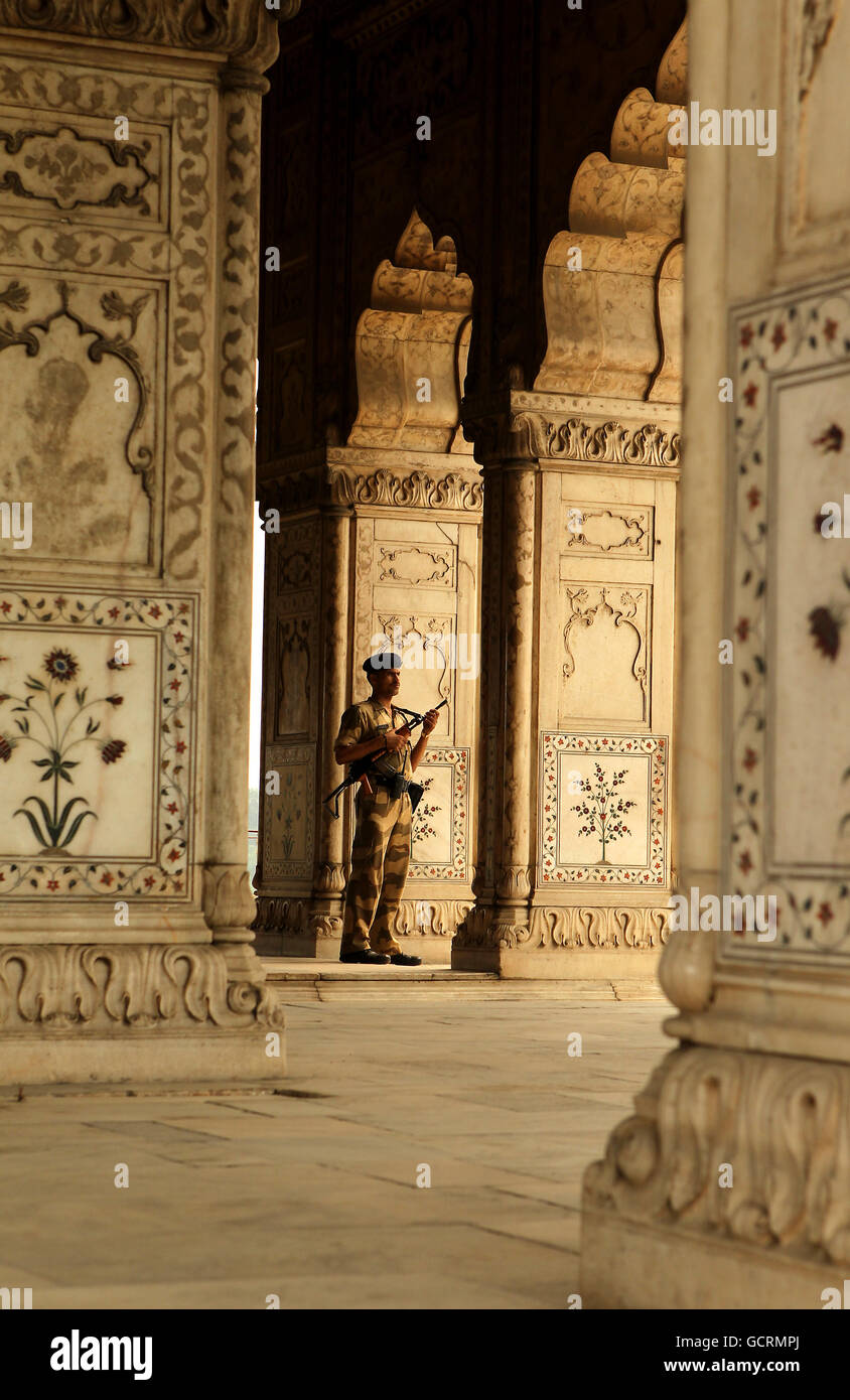 A police officer stands guard red fort in old delhi hi-res stock ...