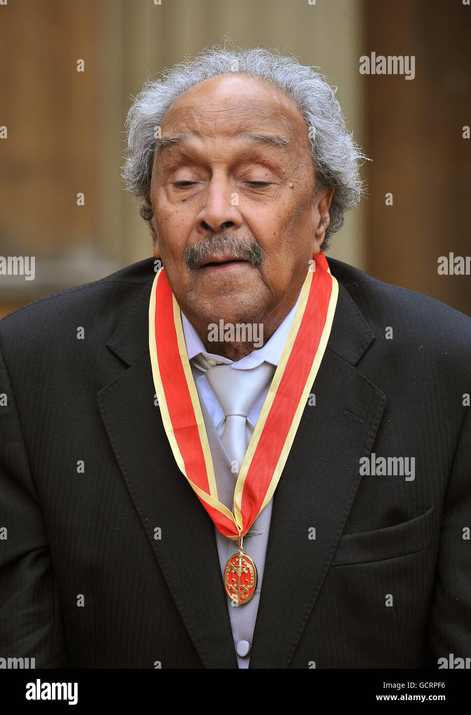 Received knighthood queen elizabeth ii investiture ceremony buckingham ...