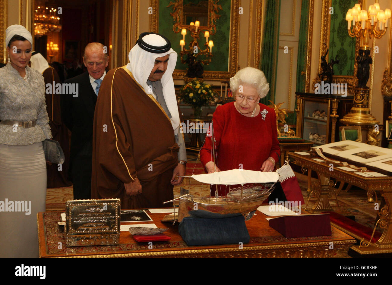 Queen elizabeth ii and the emir of qatar hi-res stock photography and ...