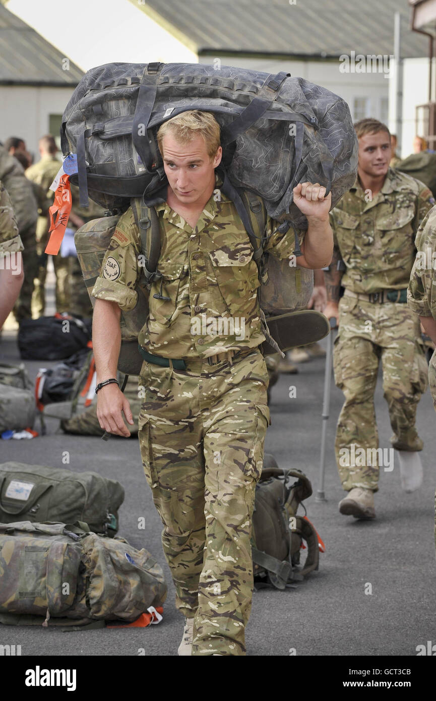 Troops load up their gear from a lorry and prepare to head home as 40 ...