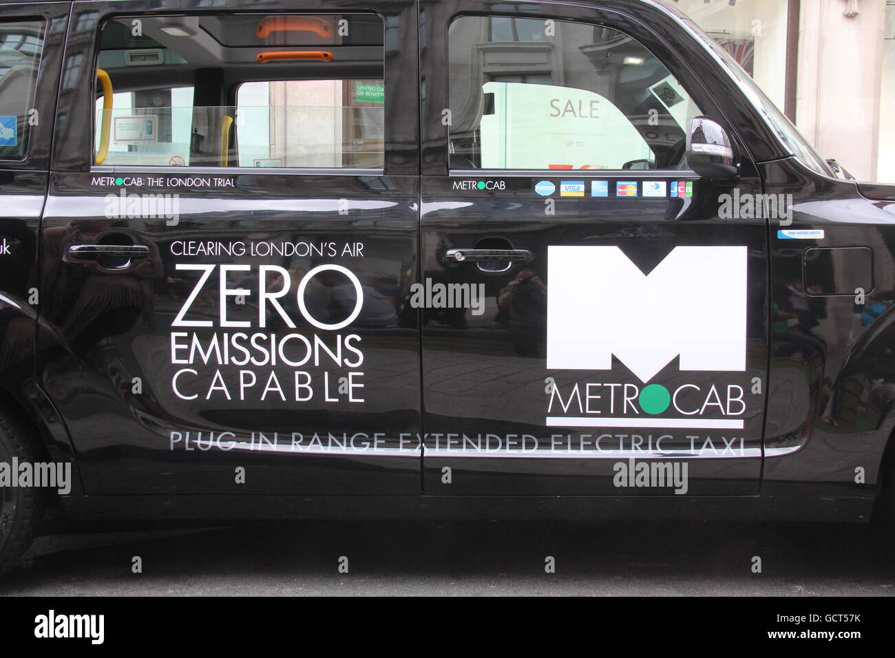 CLOSE-UP SIDE VIEW OF NEW BLACK METROCAB LONDON TAXI Stock Photo - Alamy