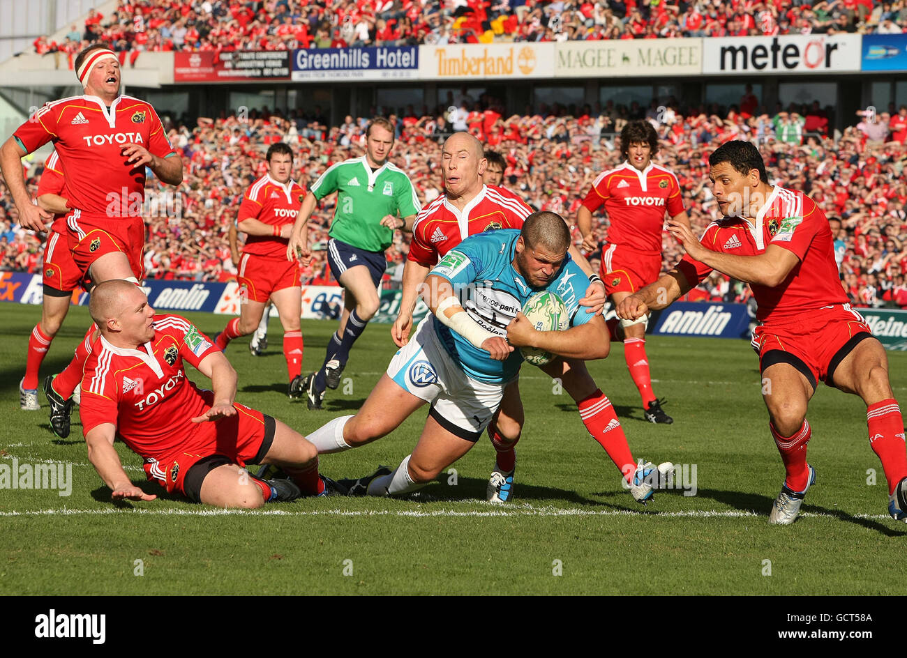 Toulon's Pierre Mignoni scories a try despite the tackles of Munster's ...