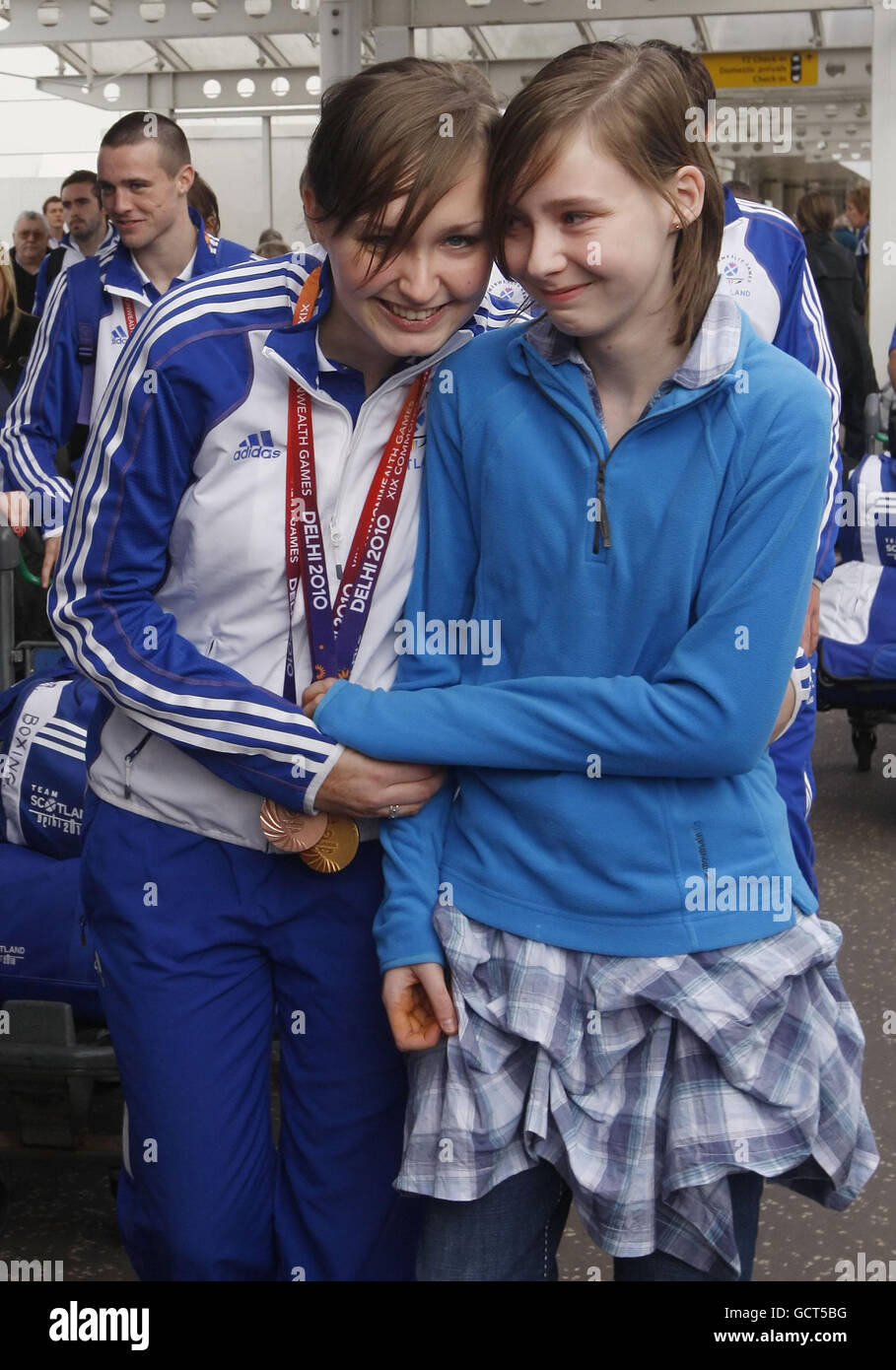 Gold medalist Jennifer McIntosh hugs her sister Seonaid at Glasgow ...