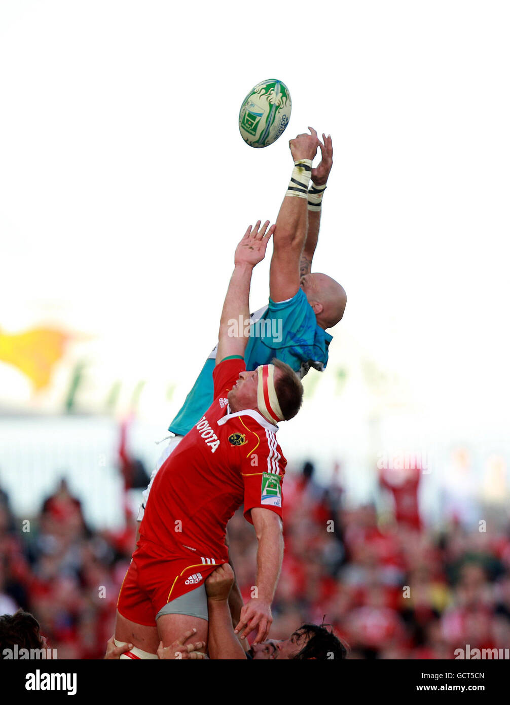 Toulon's Kristain Chesney and Munsters Mick O'Driscoll challenge for ...