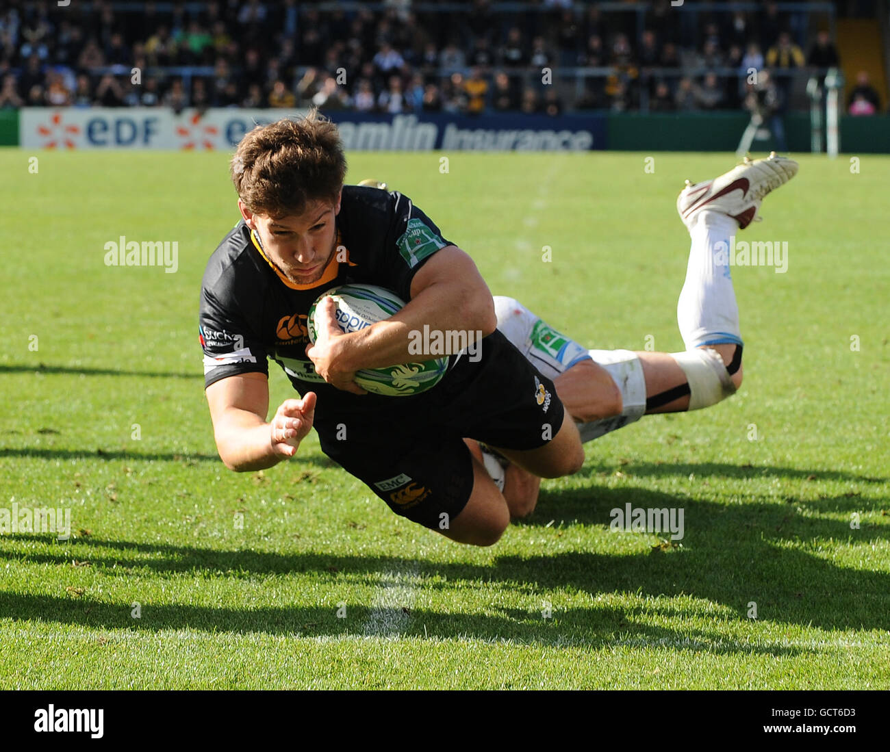 London wasps dominic waldouck dives over to score a try hi-res stock ...
