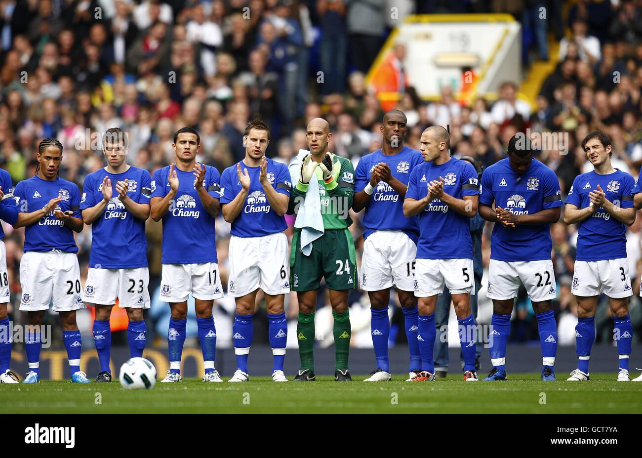 Everton players observe a minutes applause for ex Tottenham Hotspur ...