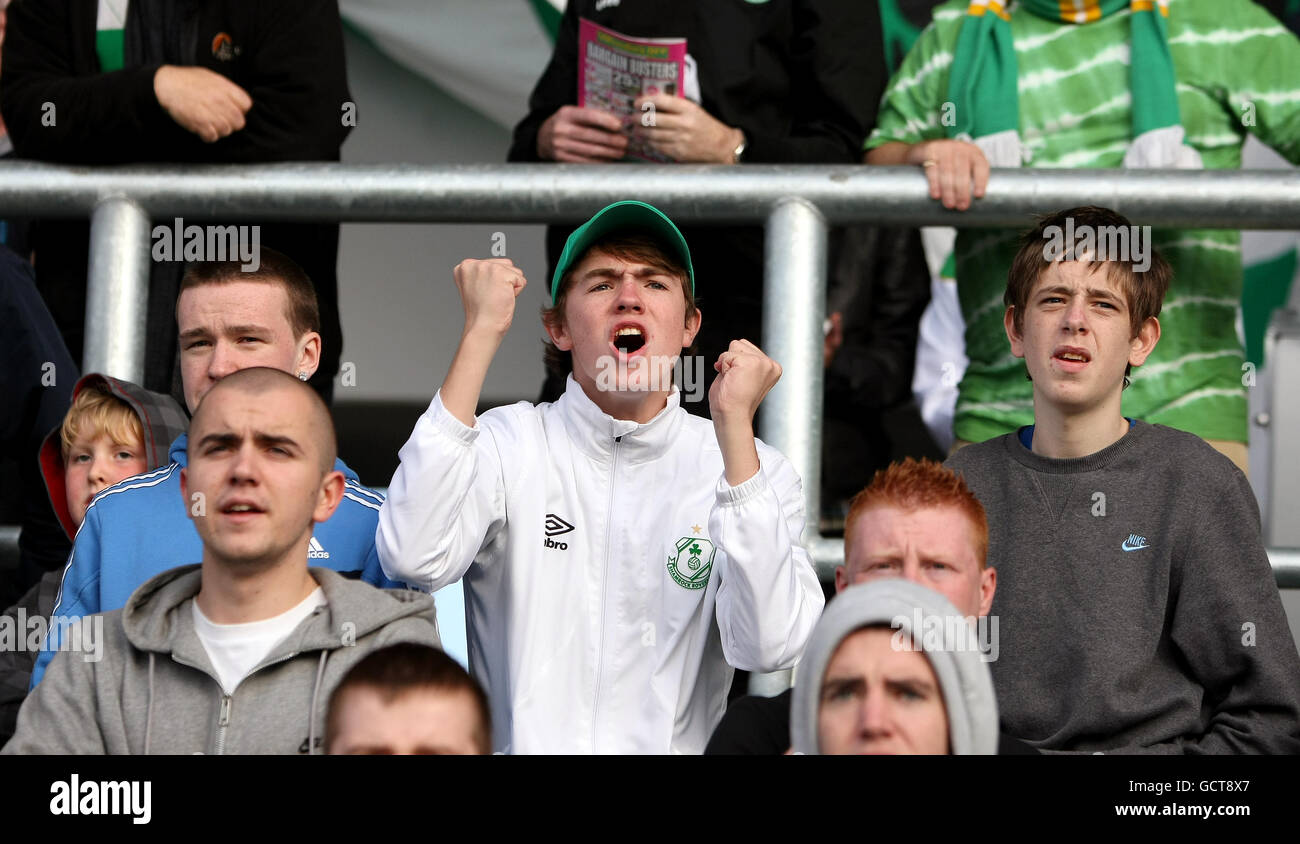 Shamrock rovers fans in the stands hi-res stock photography and images ...