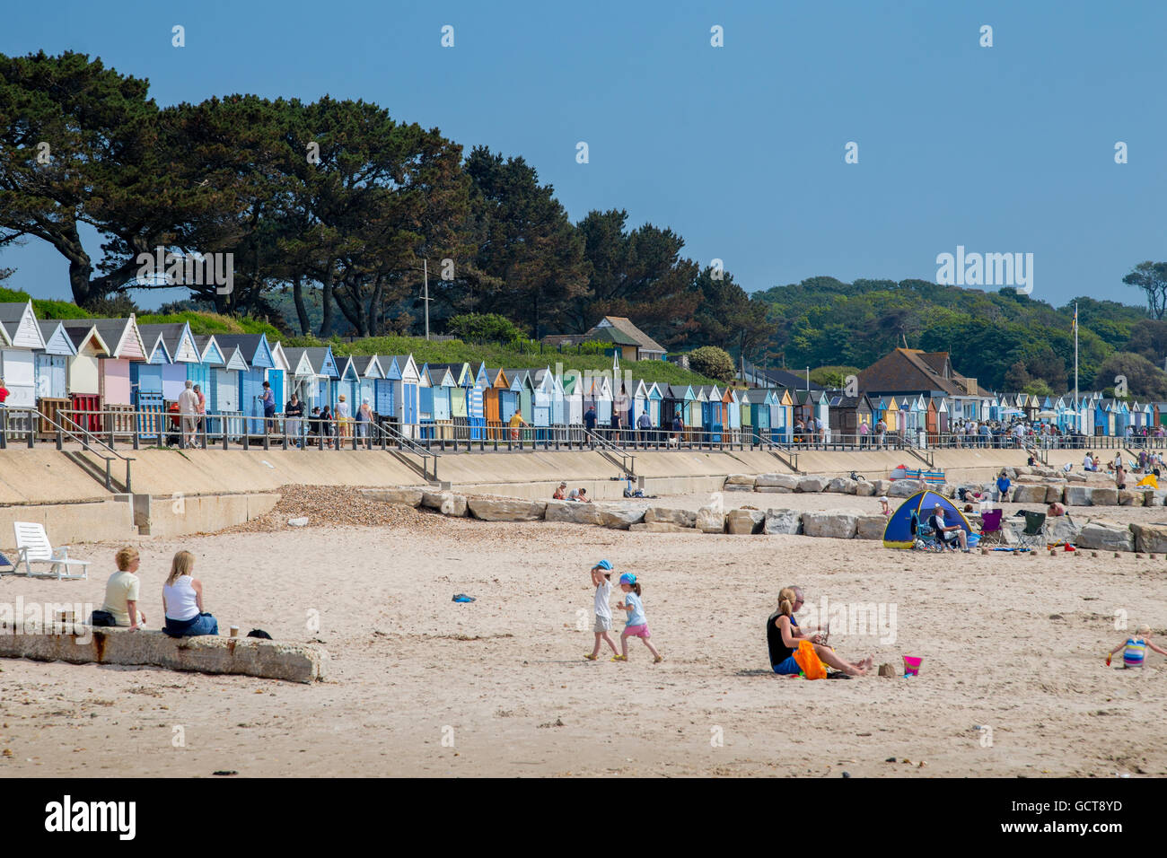 Beach and beach huts at Highcliffe, Dorset, England Stock Photo - Alamy