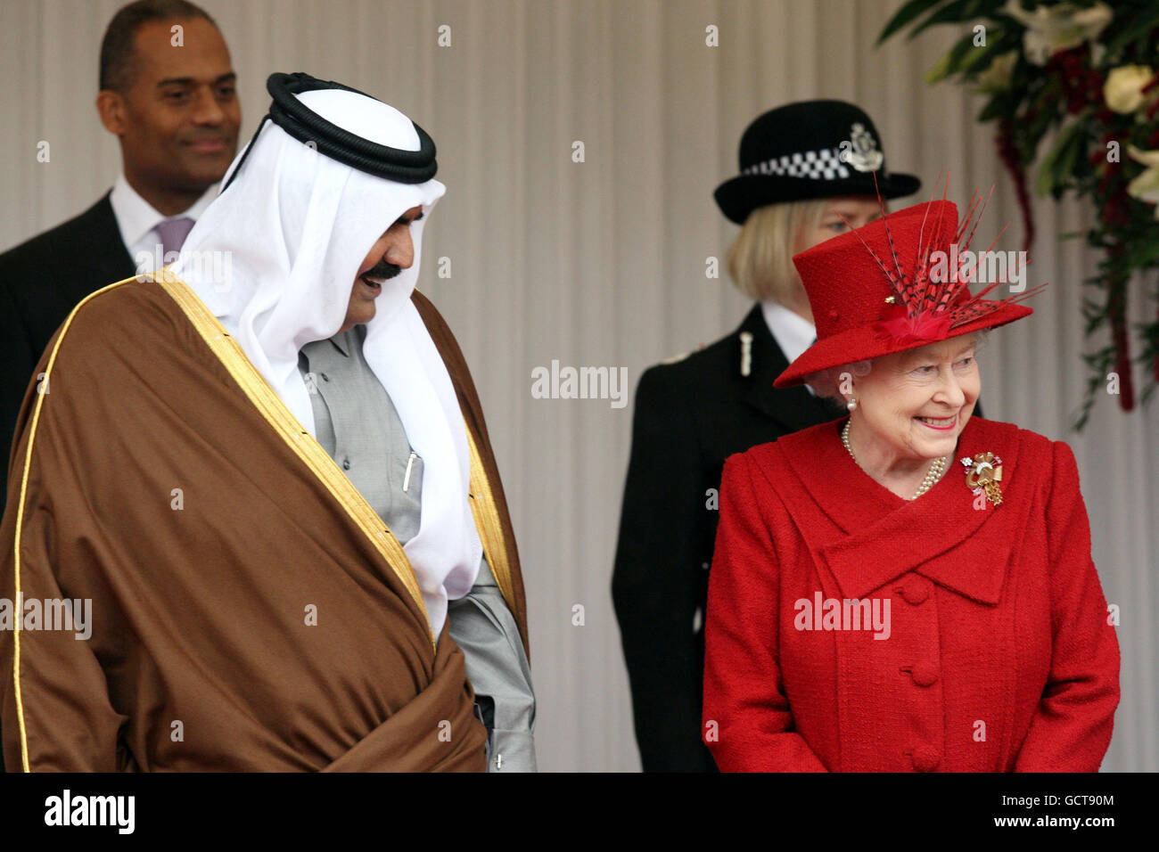 Queen elizabeth ii and the emir of qatar hi-res stock photography and ...