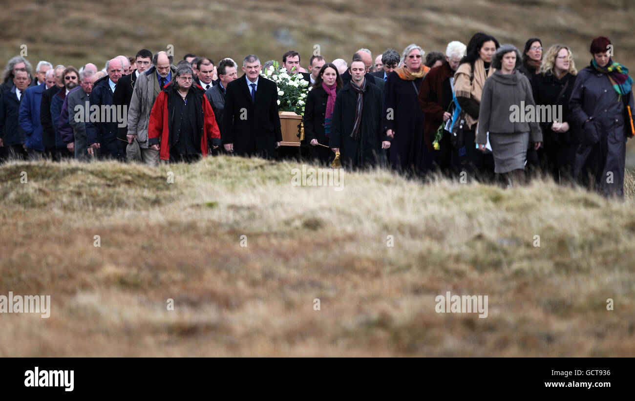 Linda Norgrove funeral Stock Photo - Alamy
