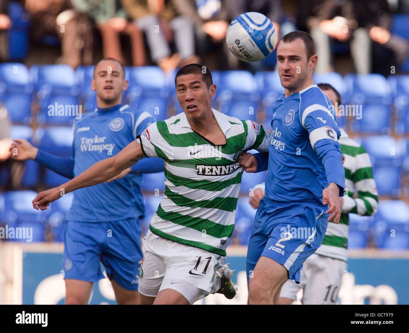 Celtic's Du Ri Cha battles with St Johnstone's Dave MacKay (right ...