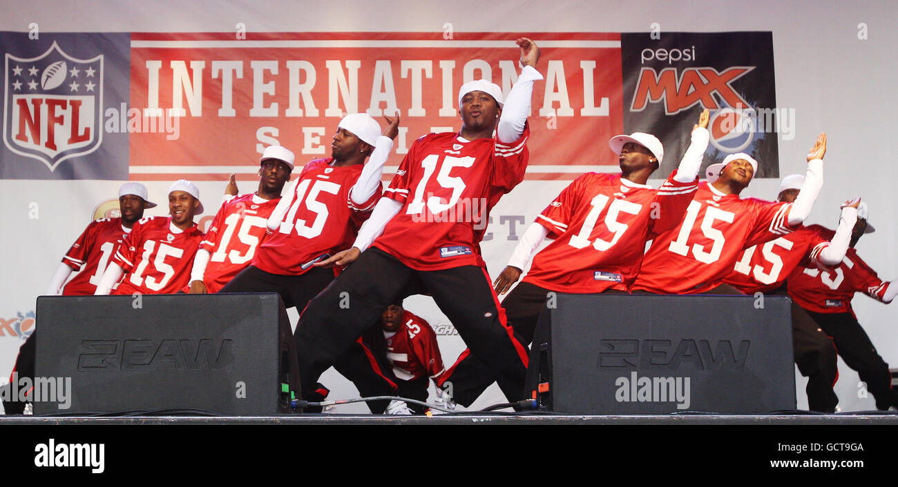 Flawless perform during London's first ever NFL fan rally in Trafalgar ...