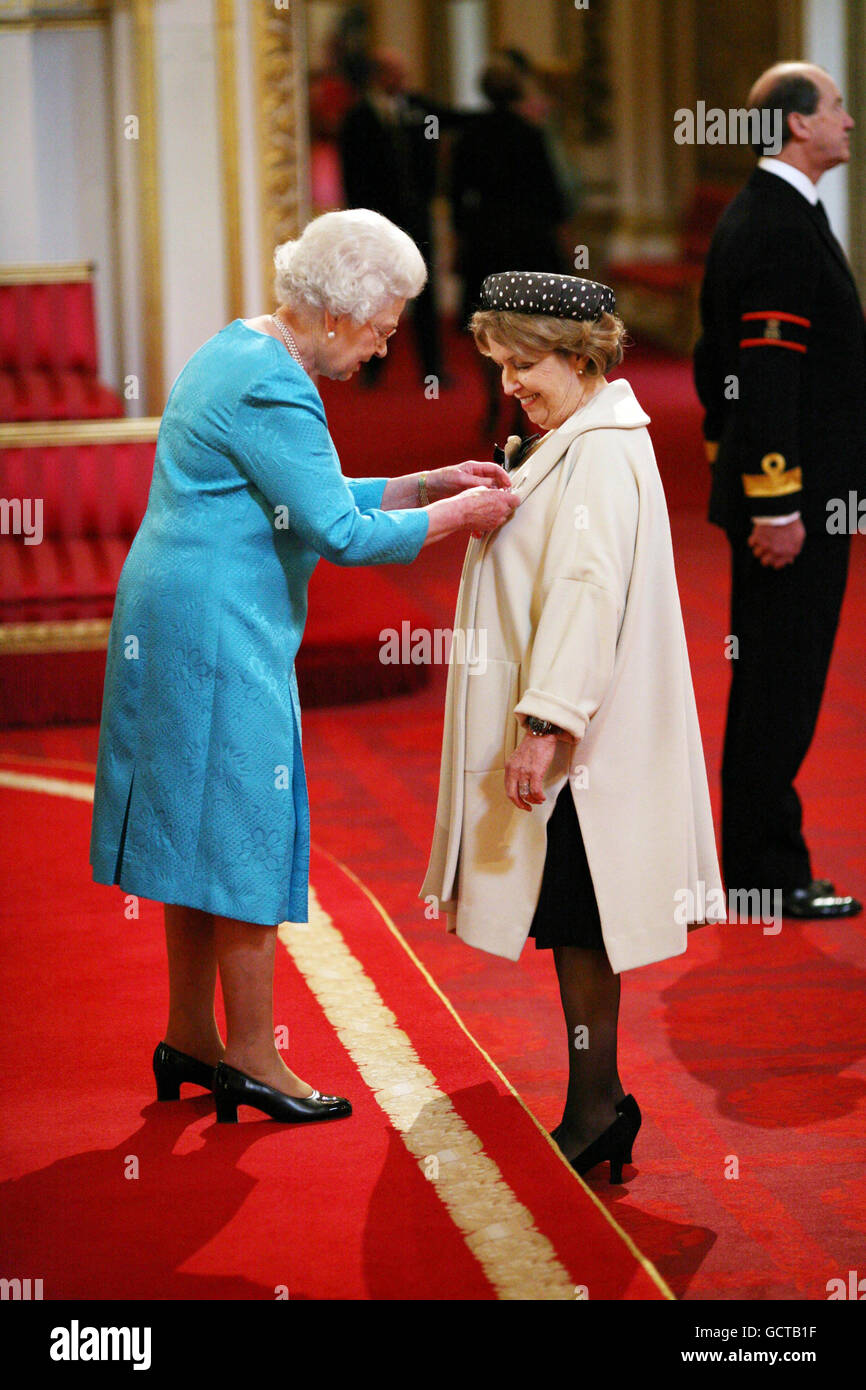 Actress anne reid hi-res stock photography and images - Alamy
