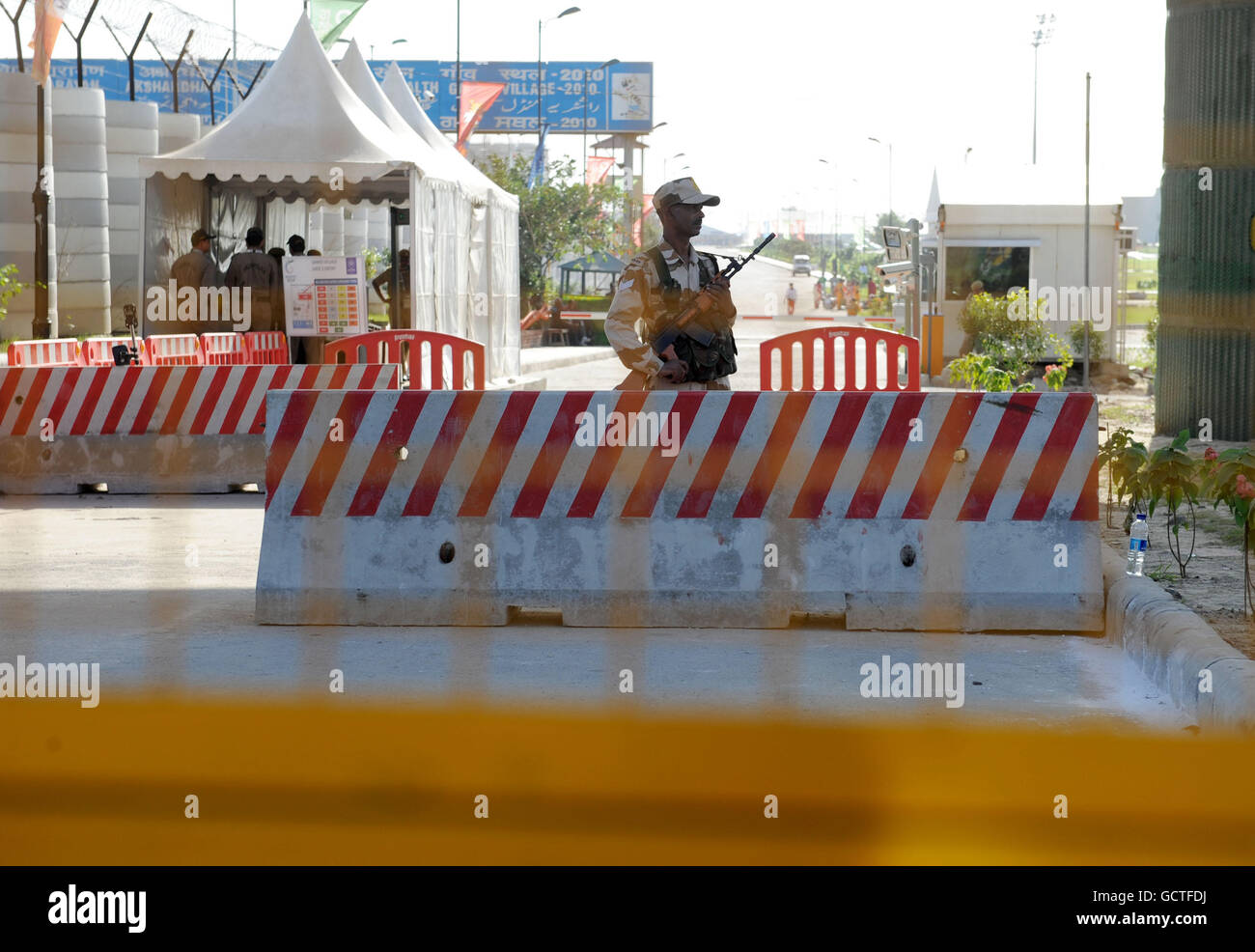 India police barrier hi-res stock photography and images - Alamy