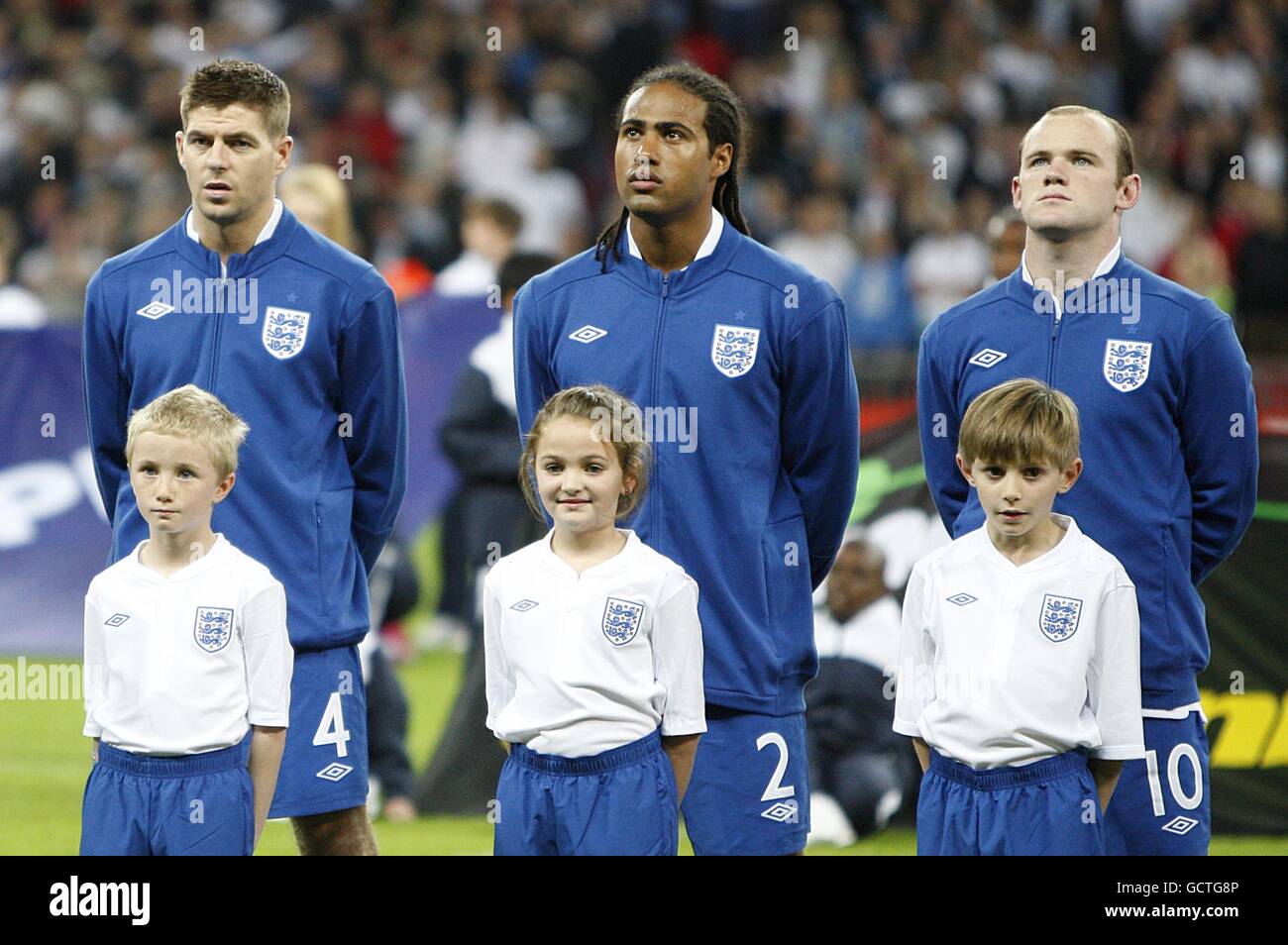 (L-R) Steven Gerrard, Glen Johnson and Wayne Rooney Stock Photo - Alamy