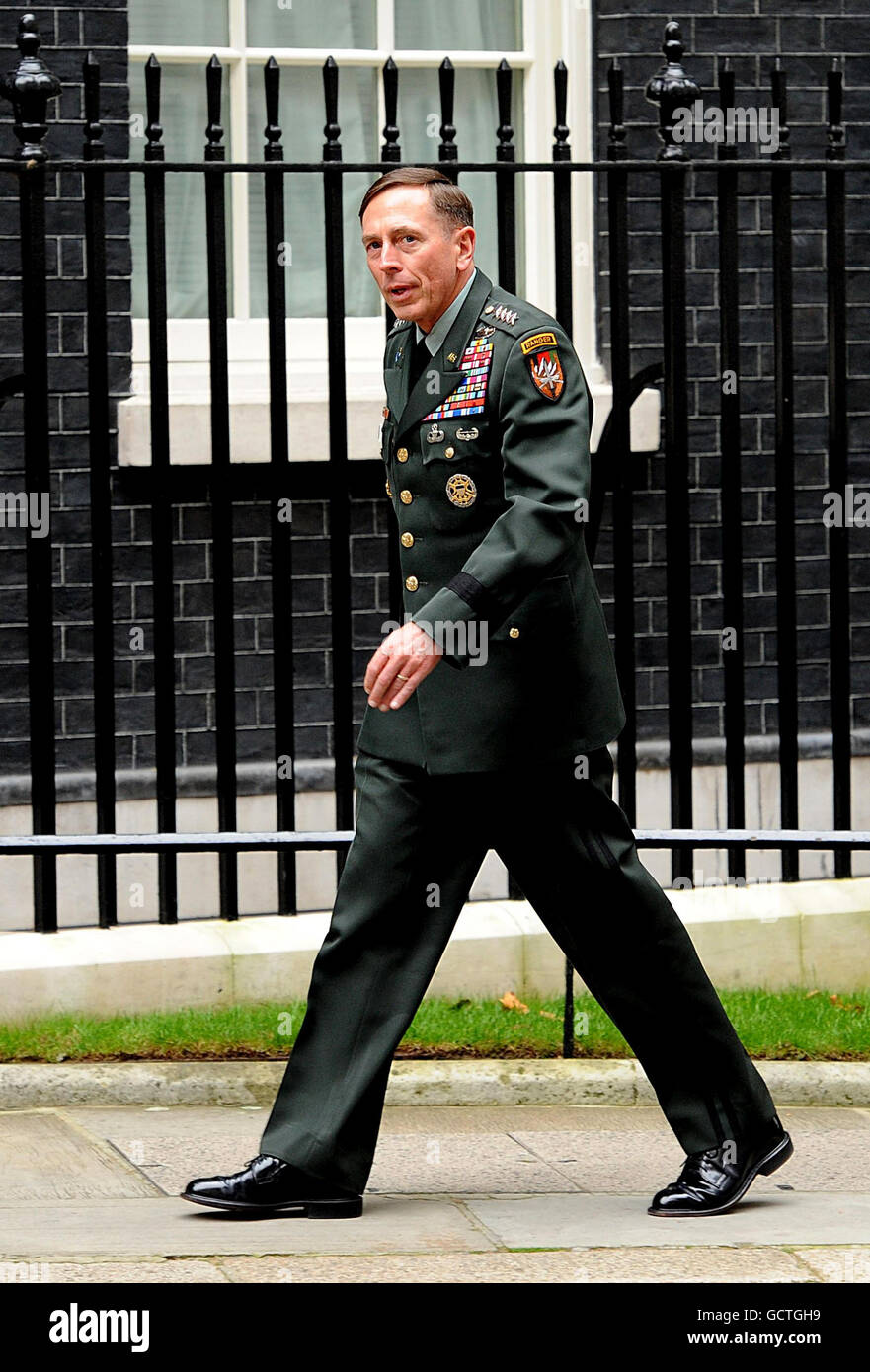 Due meet britains prime minister david cameron hi-res stock photography ...