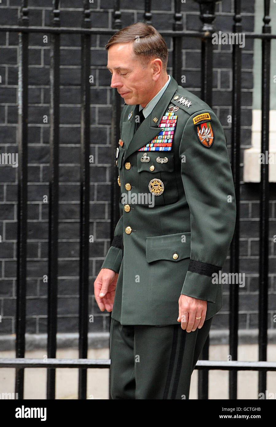 Cameron meets general petraeus hi-res stock photography and images - Alamy