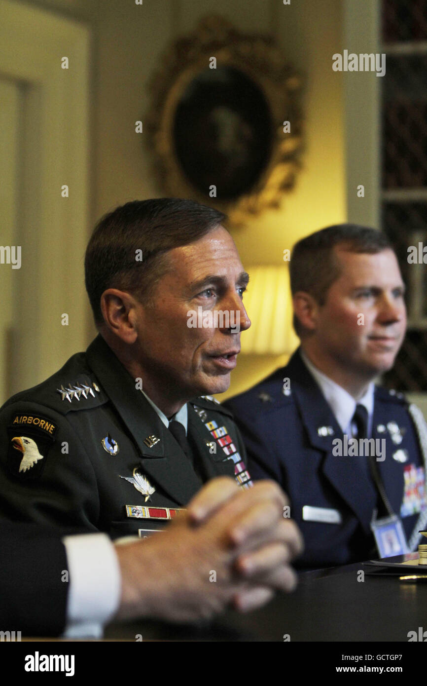 Cameron meets General Petraeus Stock Photo - Alamy