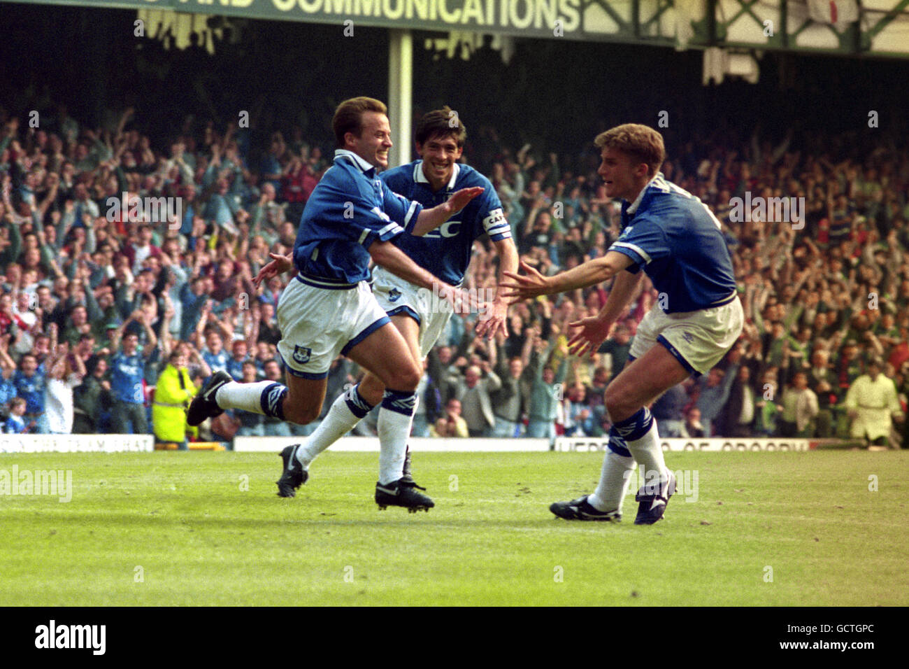 Everton's Mark Ward (l) celebrates with teammates Gary Ablett (c) and ...