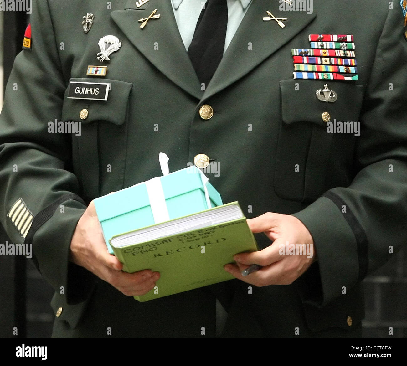 Cameron meets General Petraeus Stock Photo - Alamy