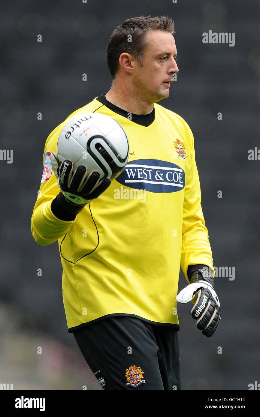 Dagenham redbridge goalkeeper tony roberts hi-res stock photography and ...