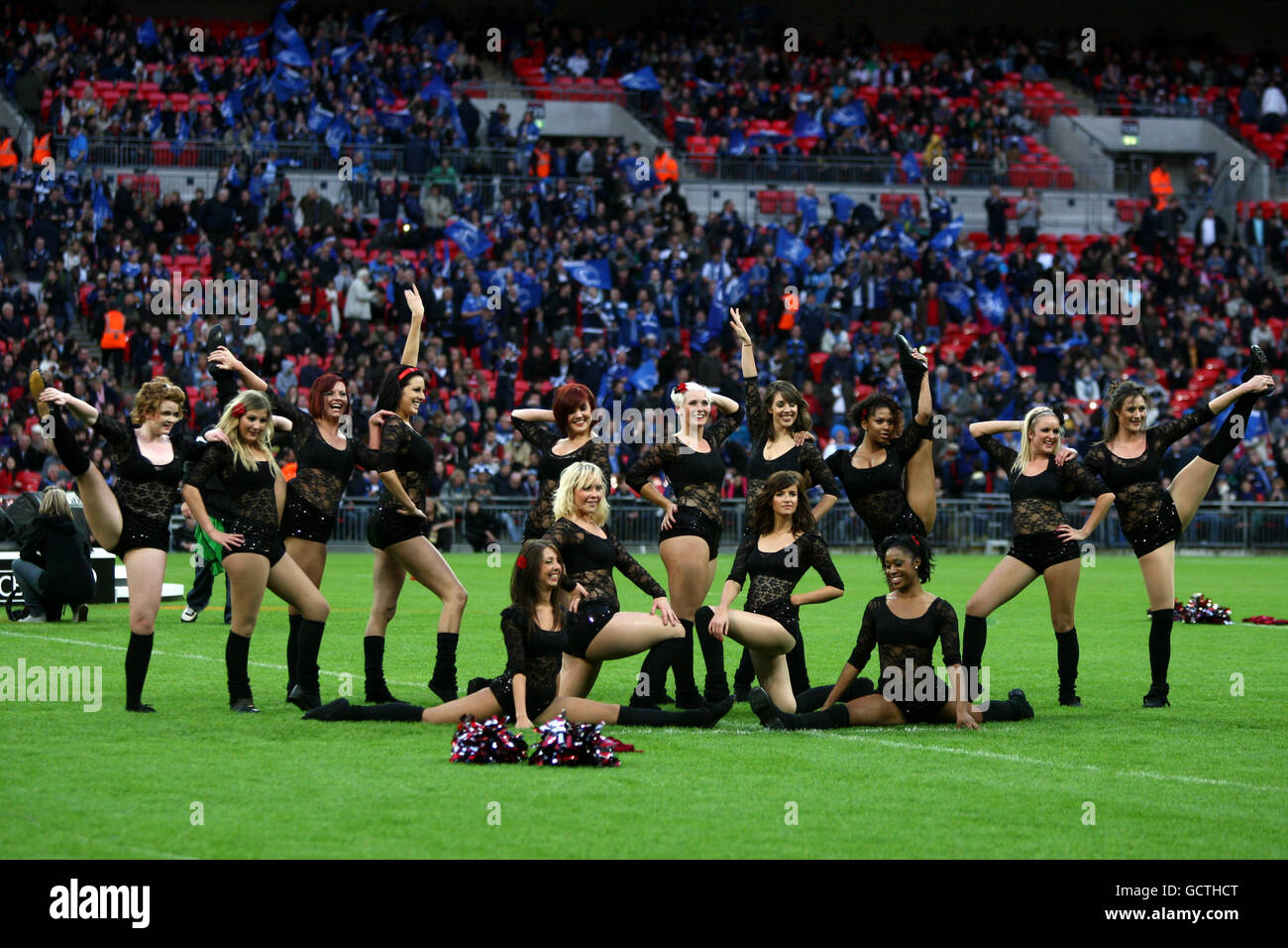 Cheerleader kick hi-res stock photography and images - Alamy