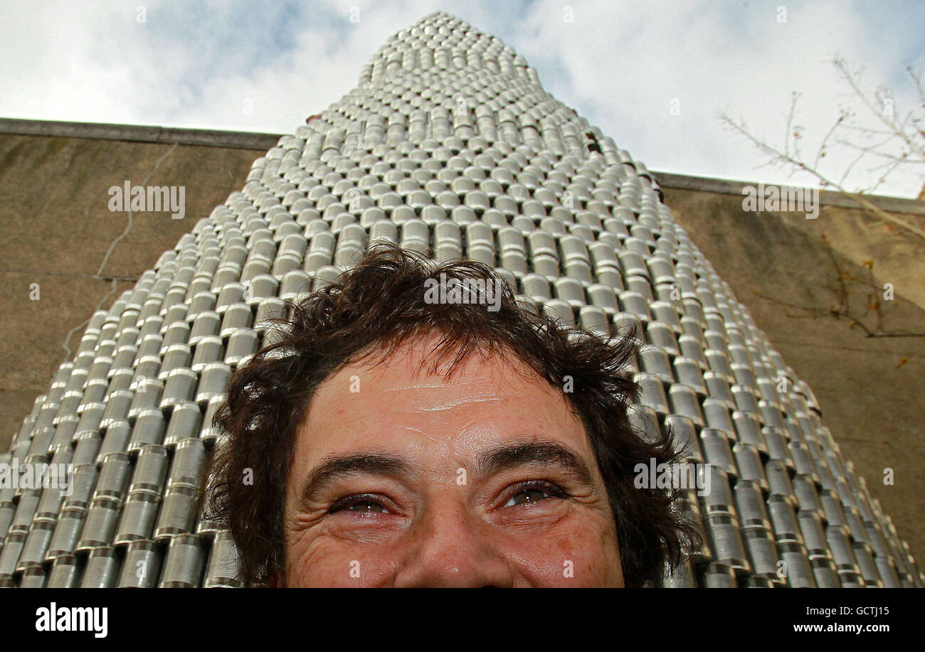 Artist Patrick O'Reilly puts the finishing touches to his 25 foot ...