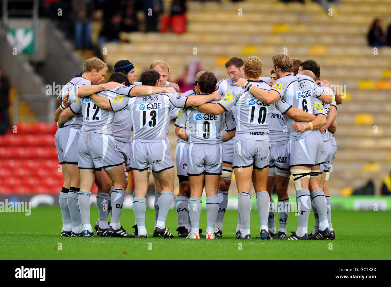 Leicester tigers team huddle hi-res stock photography and images - Alamy