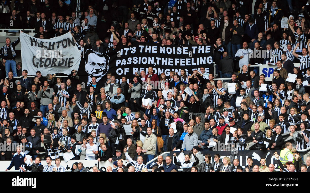 Newcastle fans holding up banners hi-res stock photography and images ...