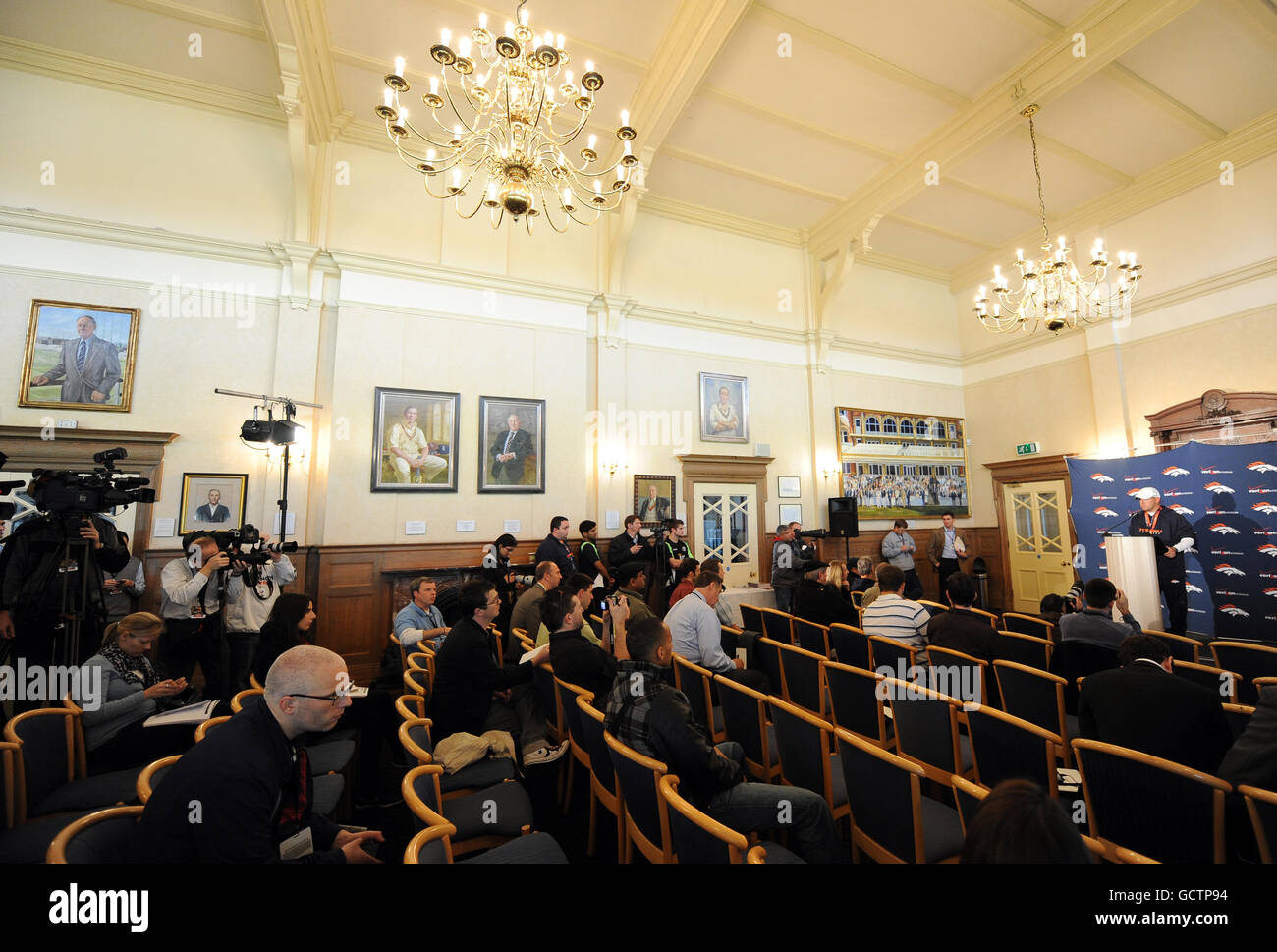 Francisco head coach hi-res stock photography and images - Alamy