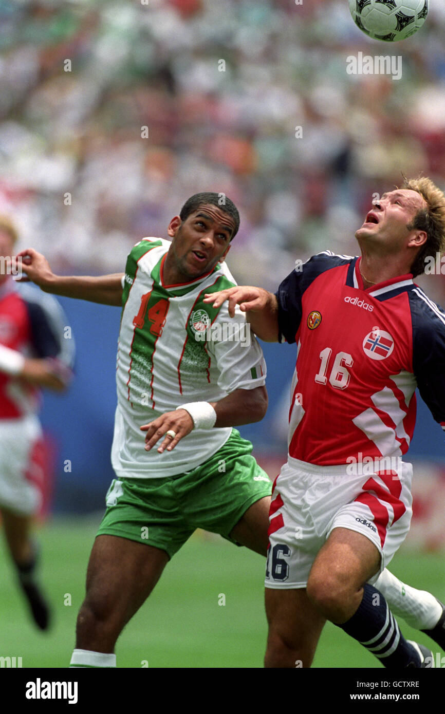 l-r: Phil Babb, Eire. Goran Sorloth, Norway Stock Photo - Alamy