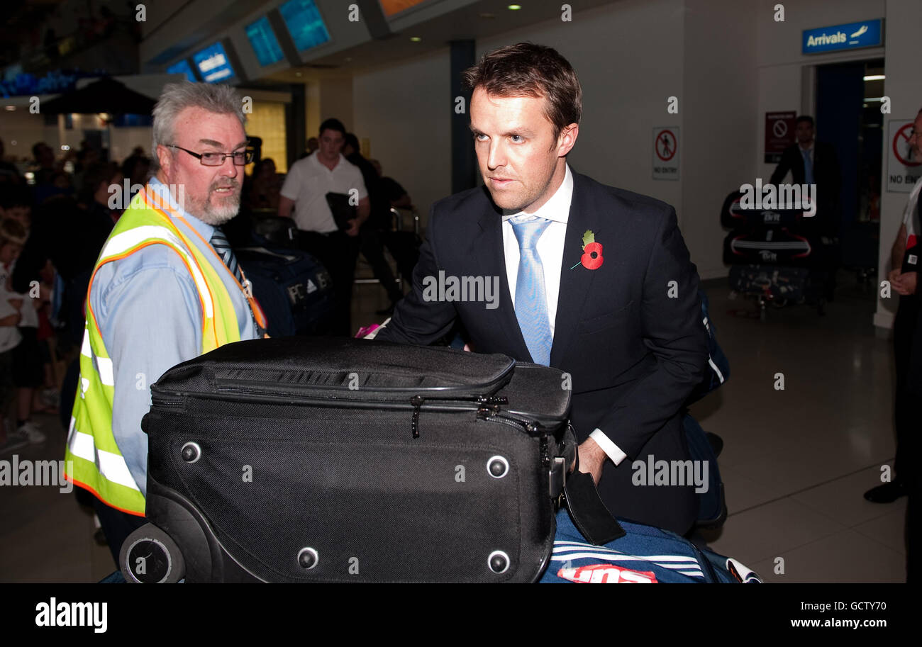 Cricket - England Arrive in Australia - Perth Airport Stock Photo - Alamy