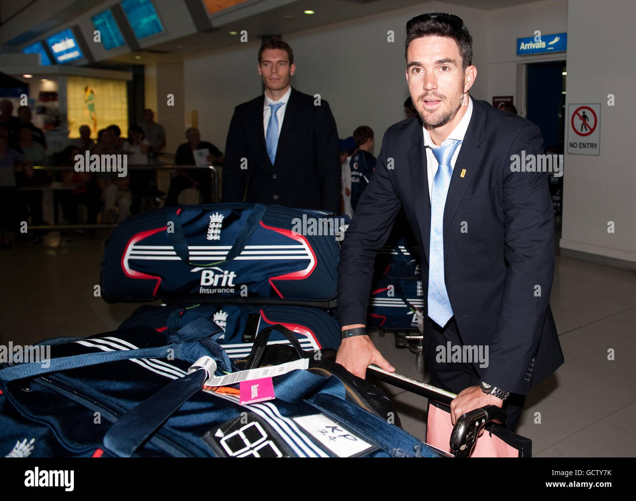Cricket - England Arrive in Australia - Perth Airport Stock Photo - Alamy