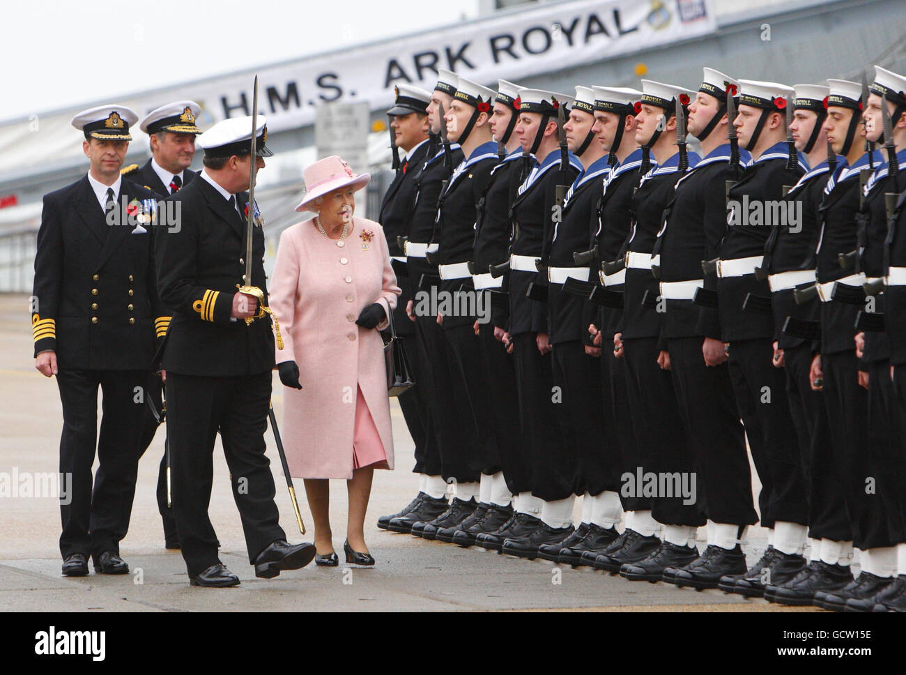Commanding officer of hms queen elizabeth hi-res stock photography and ...